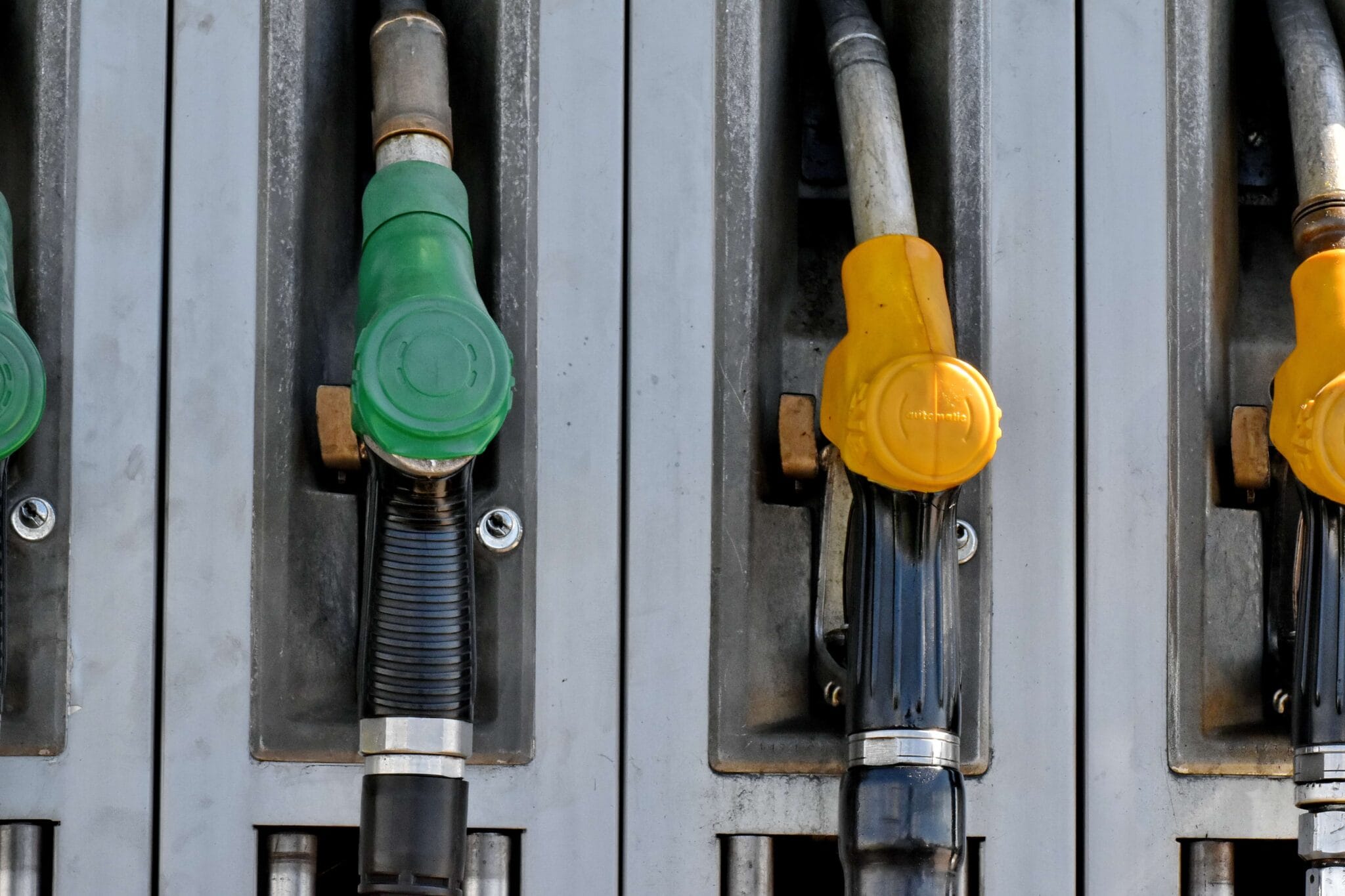 Diesel Engine Oil vs. Gasoline Engine Oil: What’s the Difference and ...